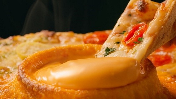 Domino's Japan's nieuwe sensatie: de Cheese Volcano Pizza - Snacknieuws